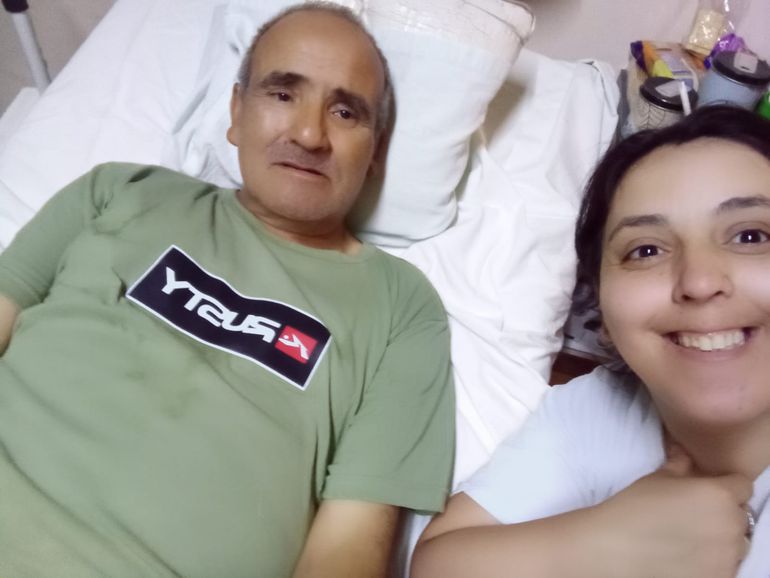 Le amputaron una pierna y su hija pide ayuda para trasladarlo de ...