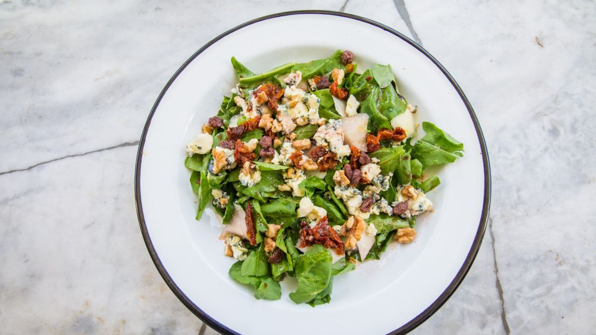 Receta: ensalada de rúcula, pera y queso azul