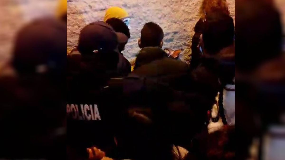 Locura total por Piñón Fijo en Allen: el payaso tuvo que salir escoltado por la Policía