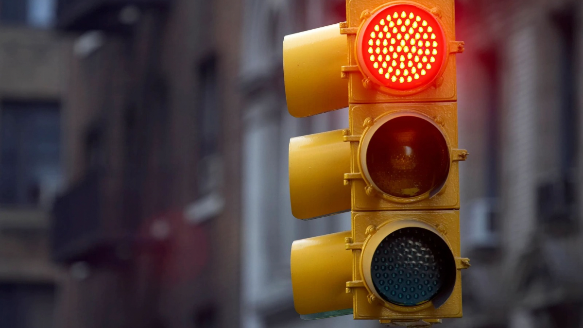 Para que sirve la cuarta luz que quieren incorporar en los semáforos llamada “fase blanca”
