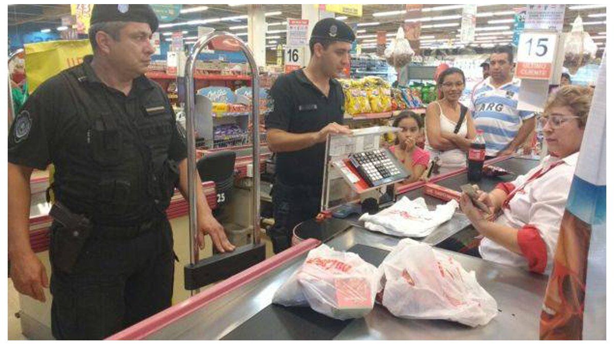 Quiso robar comida de un súper y los policías se la pagaron