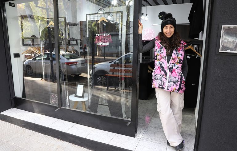 Se animó y puso un local de ropa en Neuquén que solo vende prendas negras