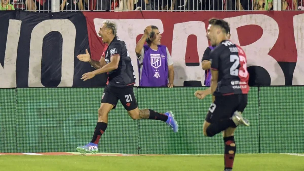 Boca y otra noche negra en Rosario: jugó mal, Cavani erró un penal y ...