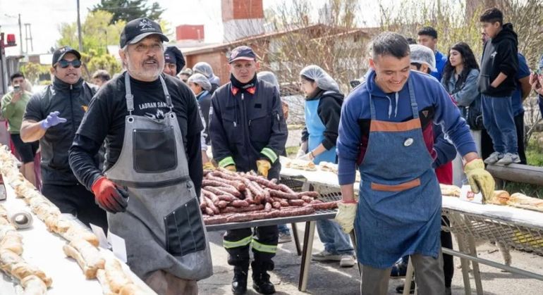 Una ciudad de Santa Cruz entró al Guinness con un choripán récord de casi 400 metros