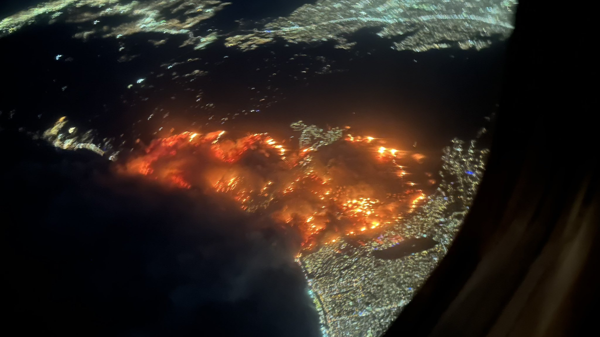 Devastador incendio en California: 30.000 evacuados y las llamas sin control
