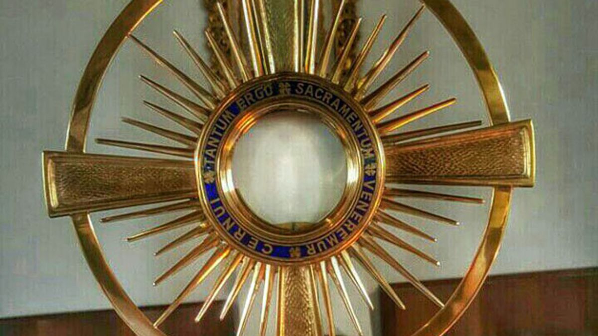 Aparece la Virgen de Guadalupe en una hostia consagrada