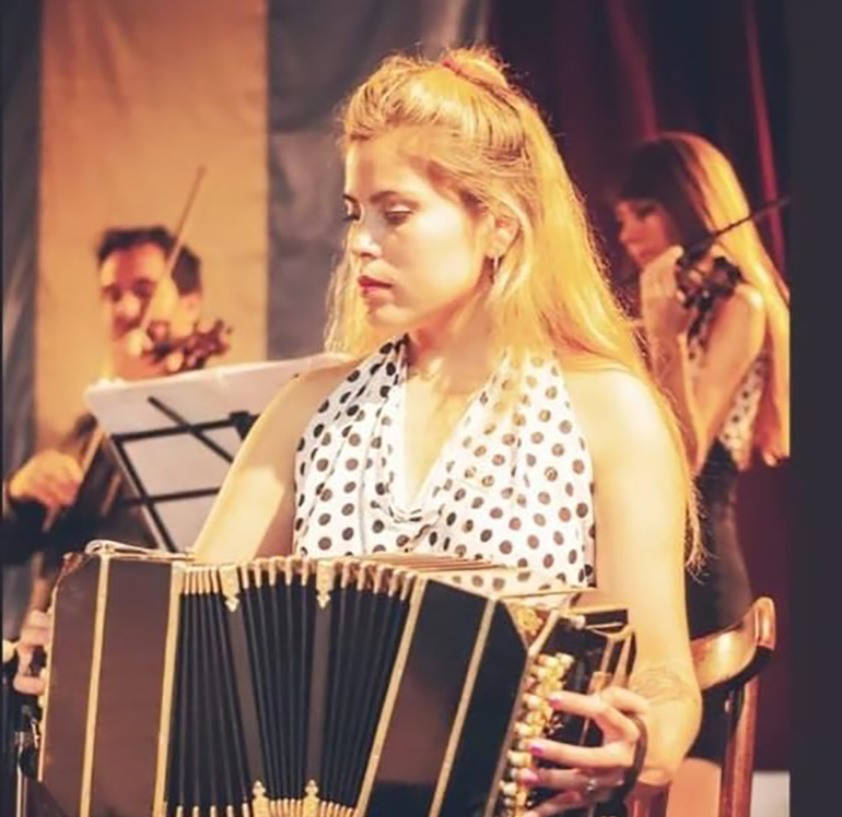 De bailar tango en milongas a tocar el bandoneón por el mundo